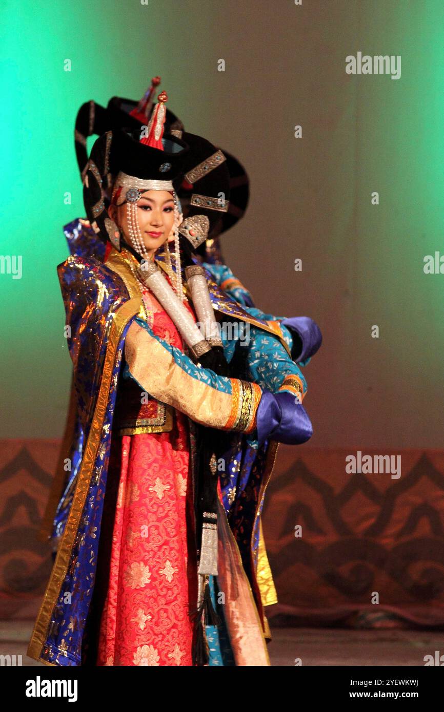 Traditional Dance and Song. Ulaan Baatar. Mongolia Stock Photo - Alamy