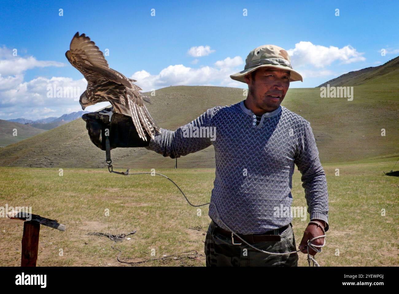 Man and hawk hi-res stock photography and images - Alamy