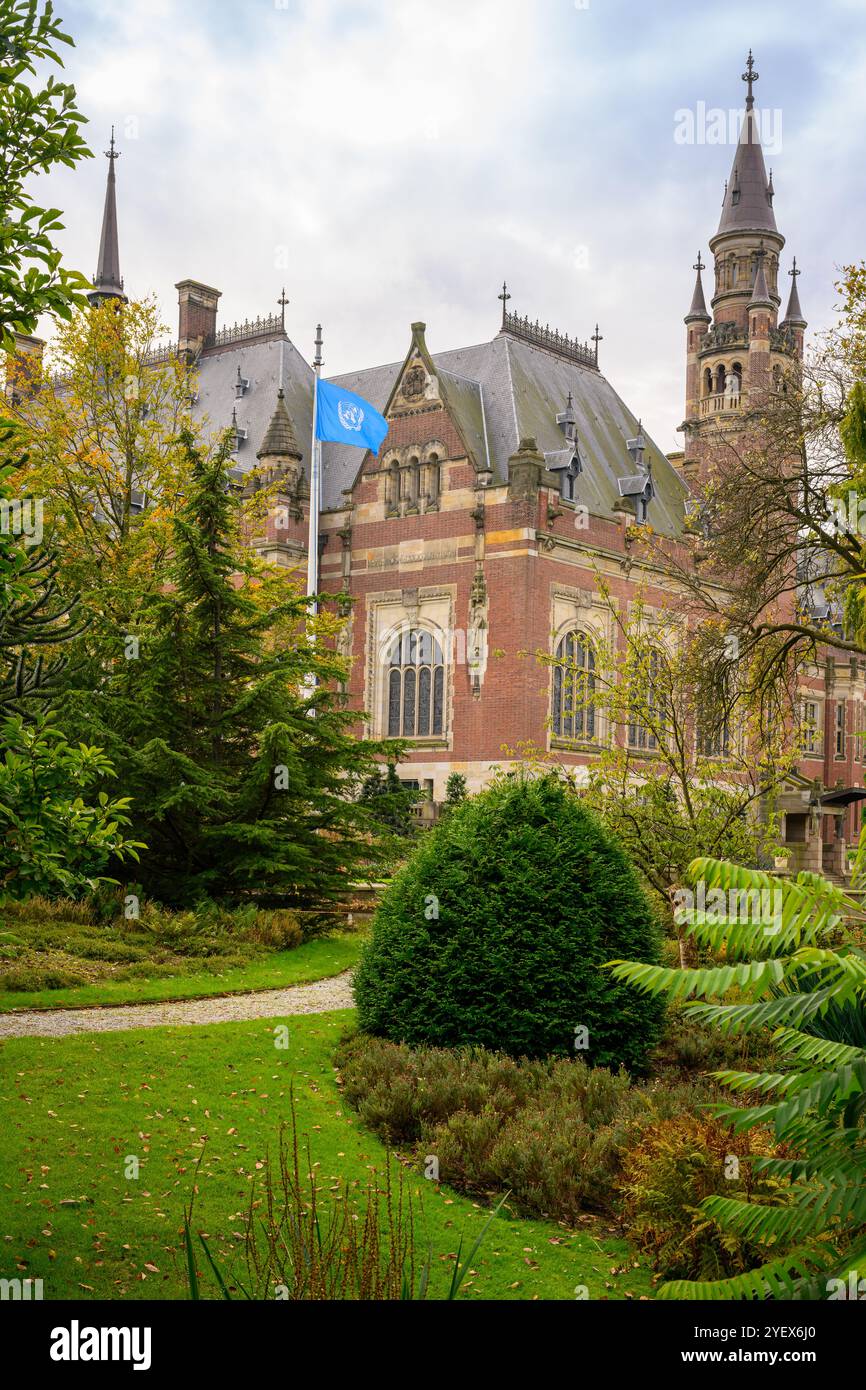 The Vredespaleis (Peace Palace, International Court of Justice) flying ...