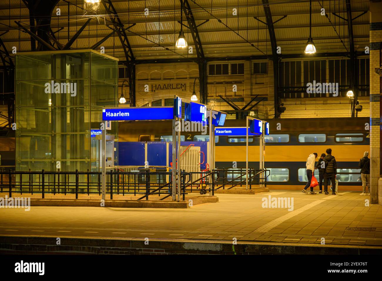 Haarlem station sign hi-res stock photography and images - Alamy