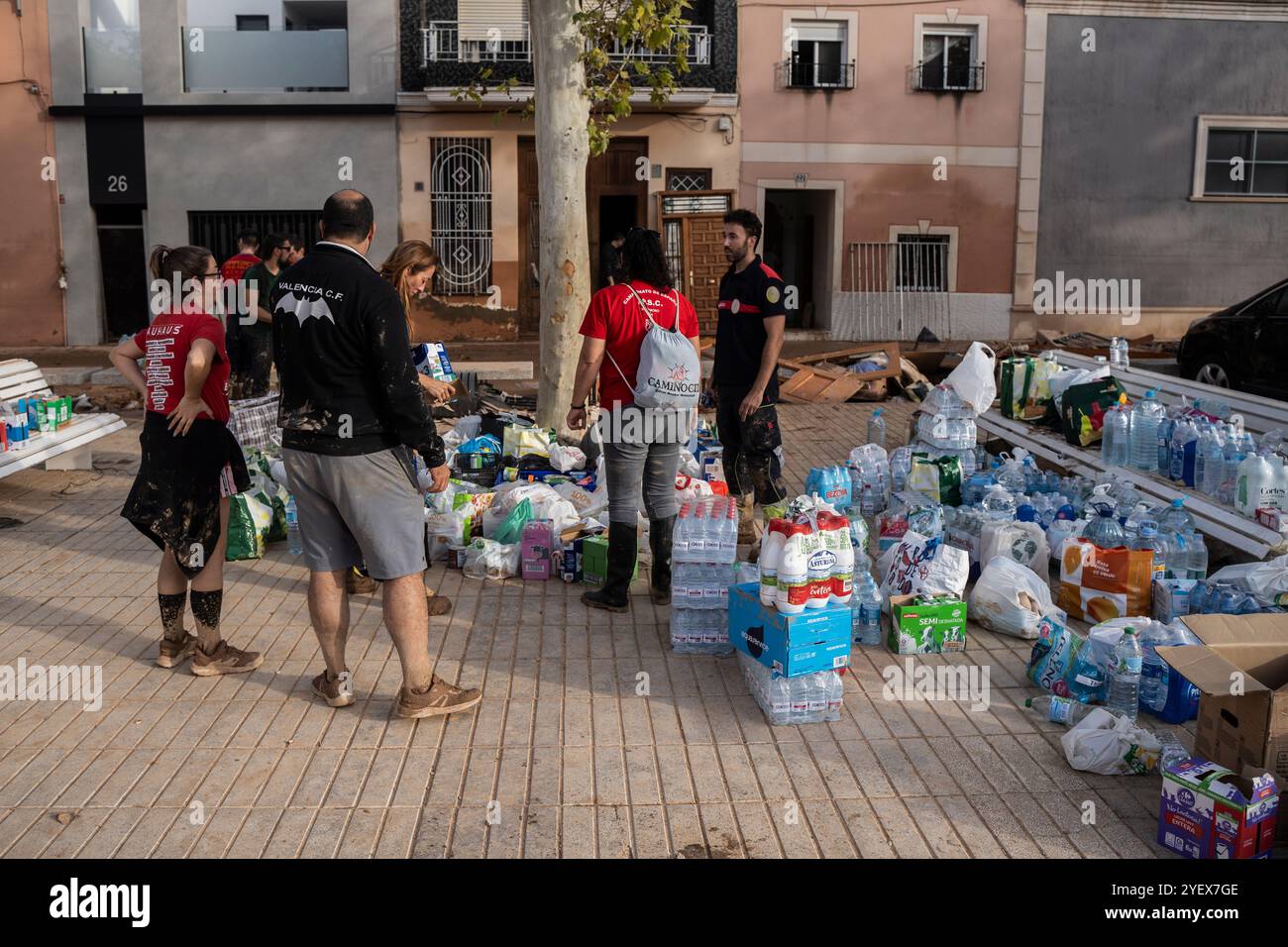 Several people clean up the damage caused by the DANA, on November 1 ...
