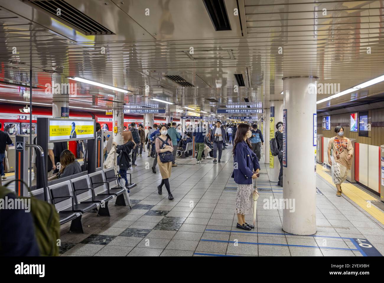 Busy underground station platform full of Japanese commuters in Tokyo ...
