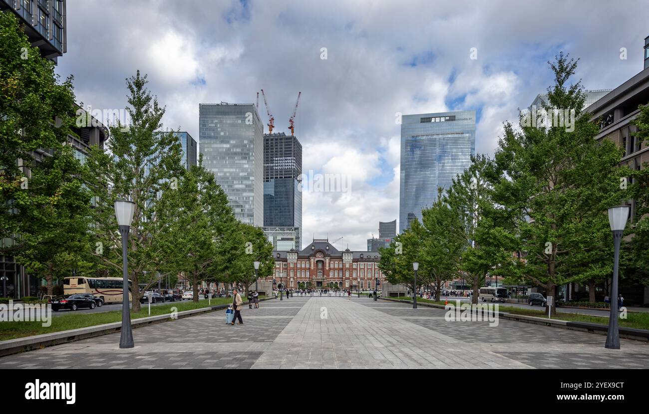Panoramic view of Tokyo Station and Marunouchi square and the wide ...