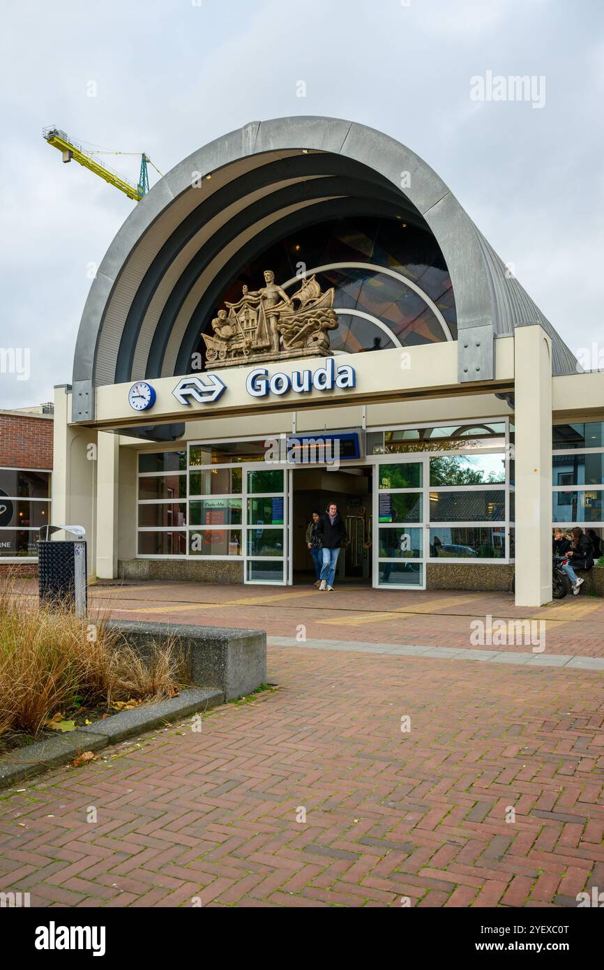 The Main Entrance to Gouda Railway Station, Gouda, The Netherlands ...