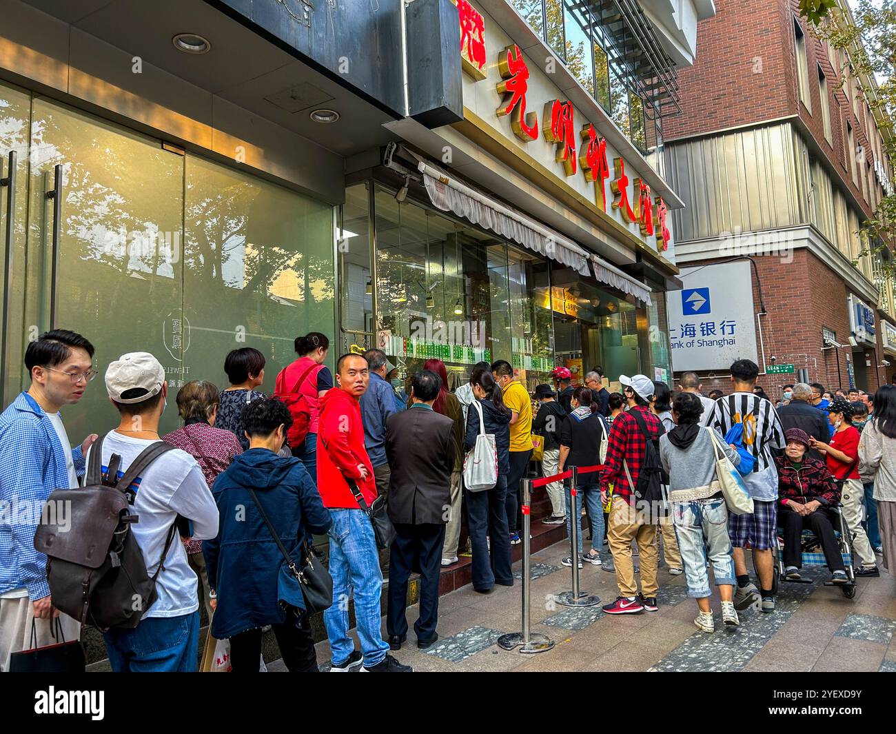 Chinese business people waiting in hi-res stock photography and images ...