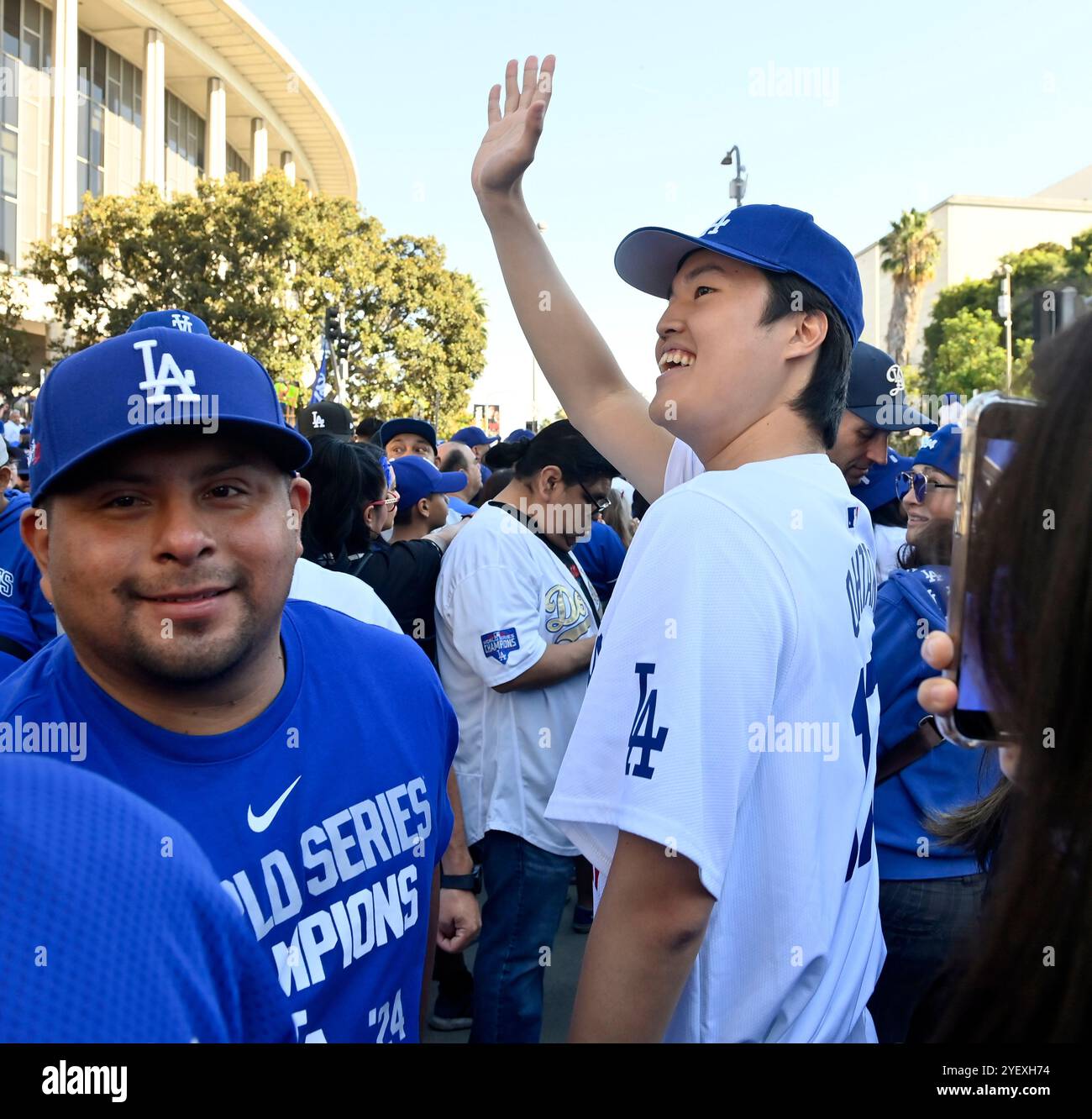 Los Angeles, United States. 01st Nov, 2024. Fans cheer on the Los ...