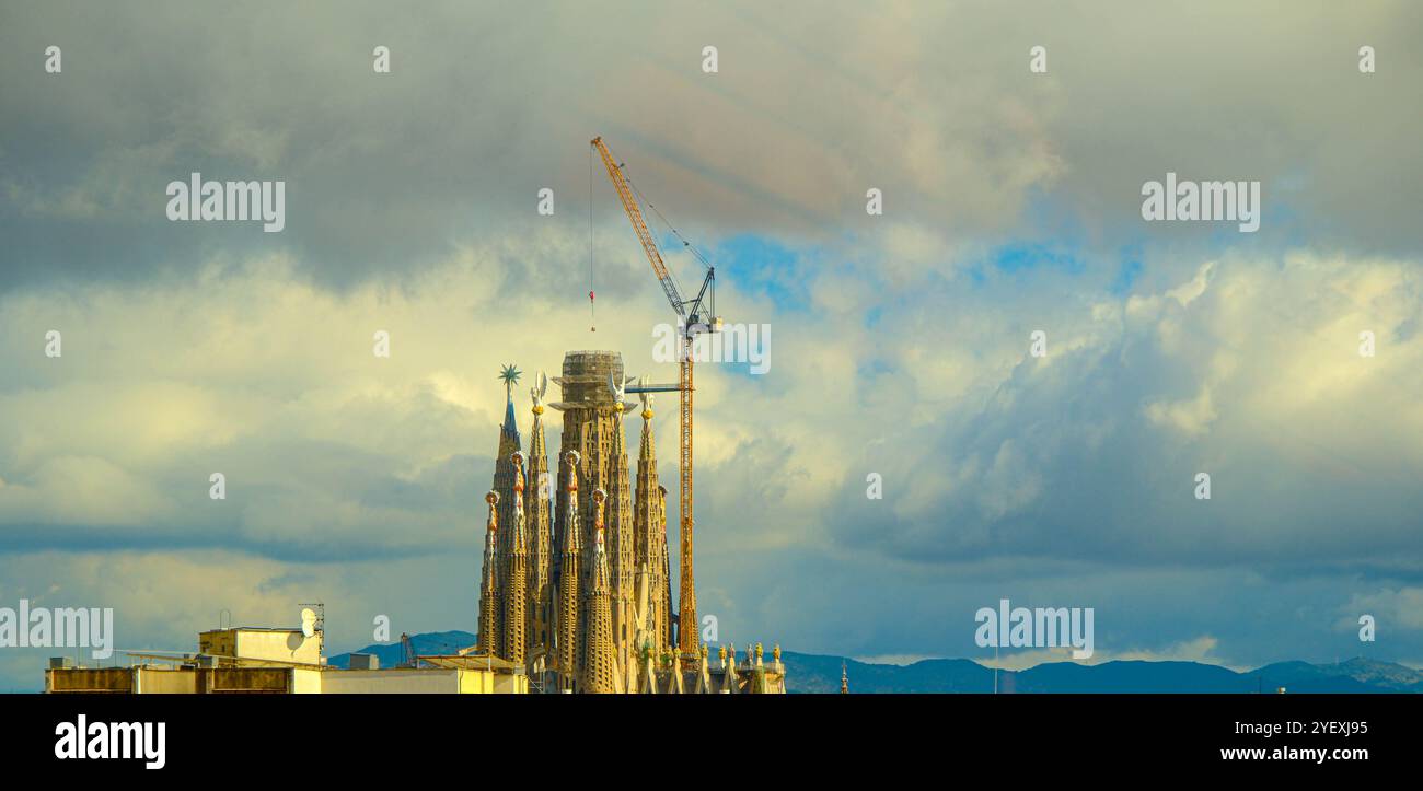 BARCELONA, SPAIN - October 3, 2024: The Sagrada Fam lia, Antoni Gaud s iconic basilica, stands ...