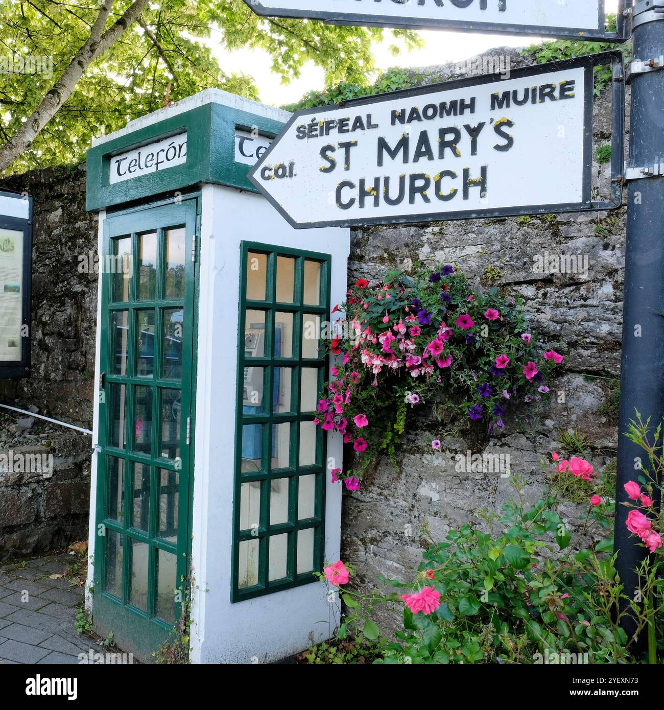 Vintage landline telephone booth hi-res stock photography and images ...