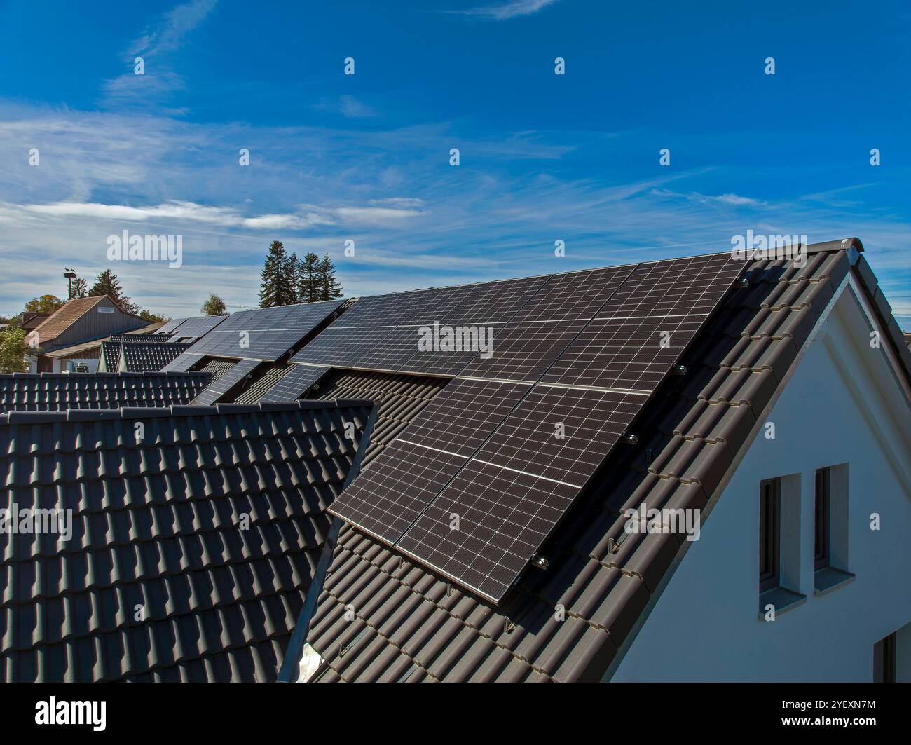 02.11.2024, Neubaugebiet Pfaffenhausen im Unterallgäu. Auf dem Dach eine Photovoltaikanlage ...