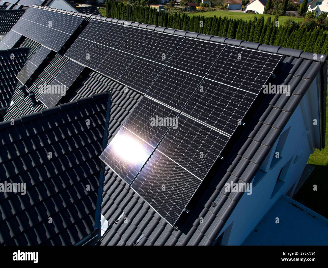 02.11.2024, Neubaugebiet Pfaffenhausen im Unterallgäu. Auf dem Dach eine Photovoltaikanlage ...