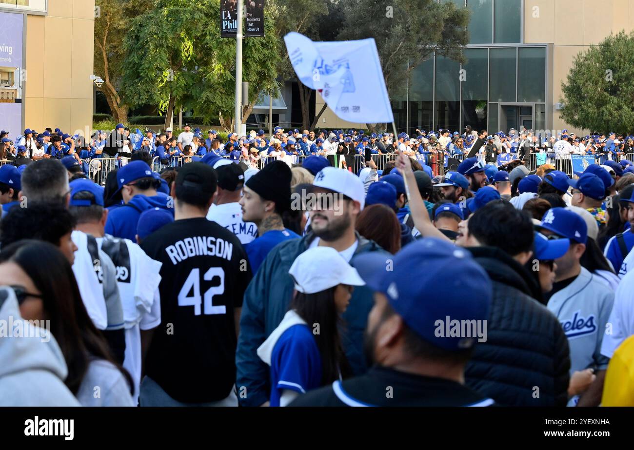 Los Angeles, United States. 01st Nov, 2024. Fans cheer on the Los ...
