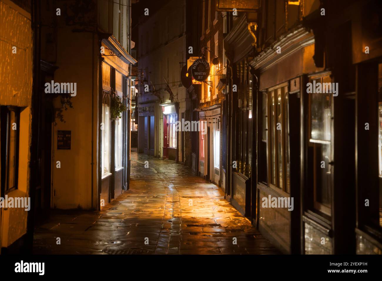 Yorkshire cobbled street after rain hi-res stock photography and images ...