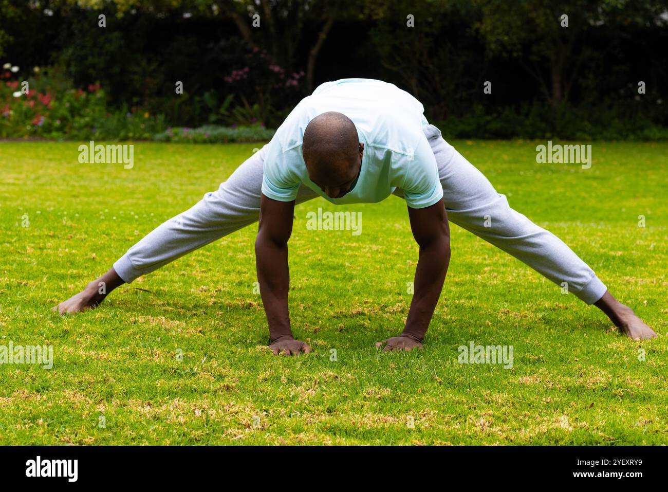 African american muscular man exercises hi-res stock photography and ...