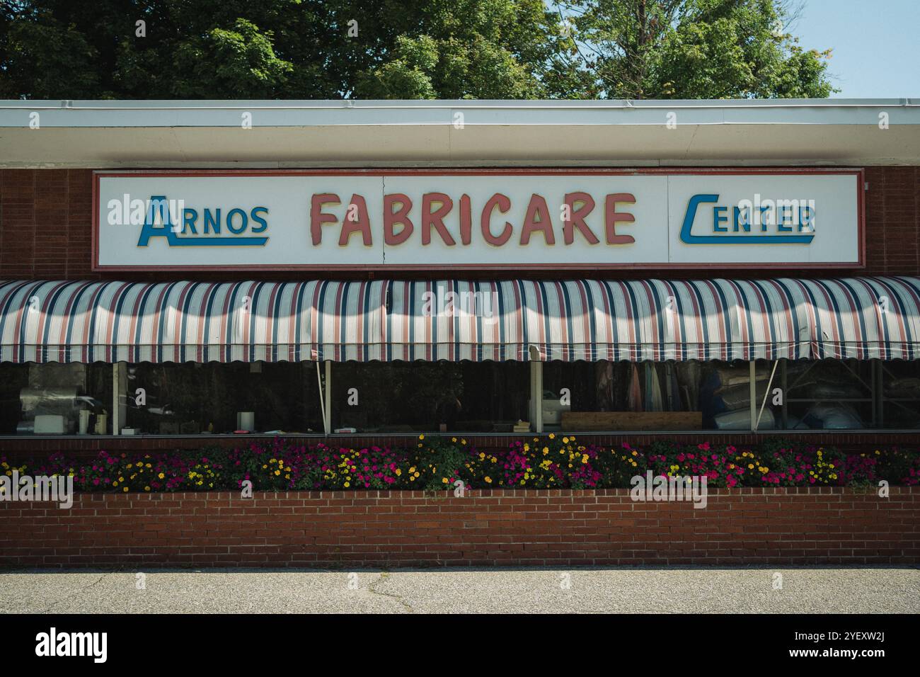 Retro storefront hi-res stock photography and images - Alamy