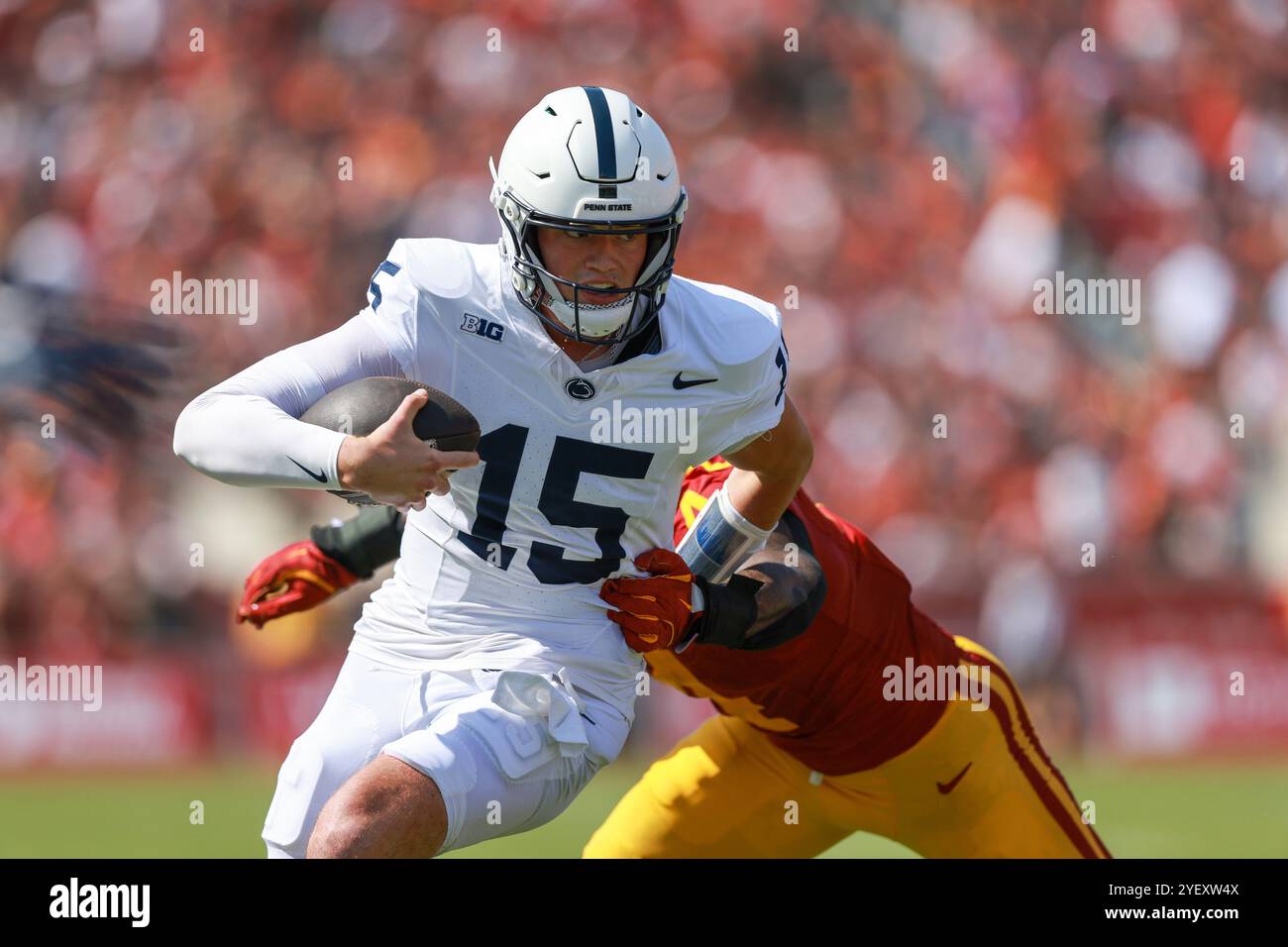 LOS ANGELES, CA - OCTOBER 12: Penn State Nittany Lions quarterback Drew ...