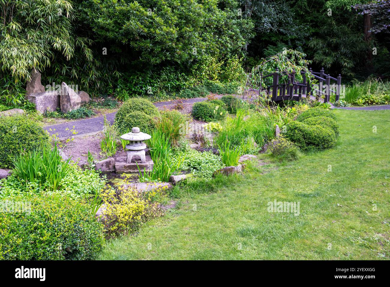 Japanese garden stone bridge hi-res stock photography and images - Alamy