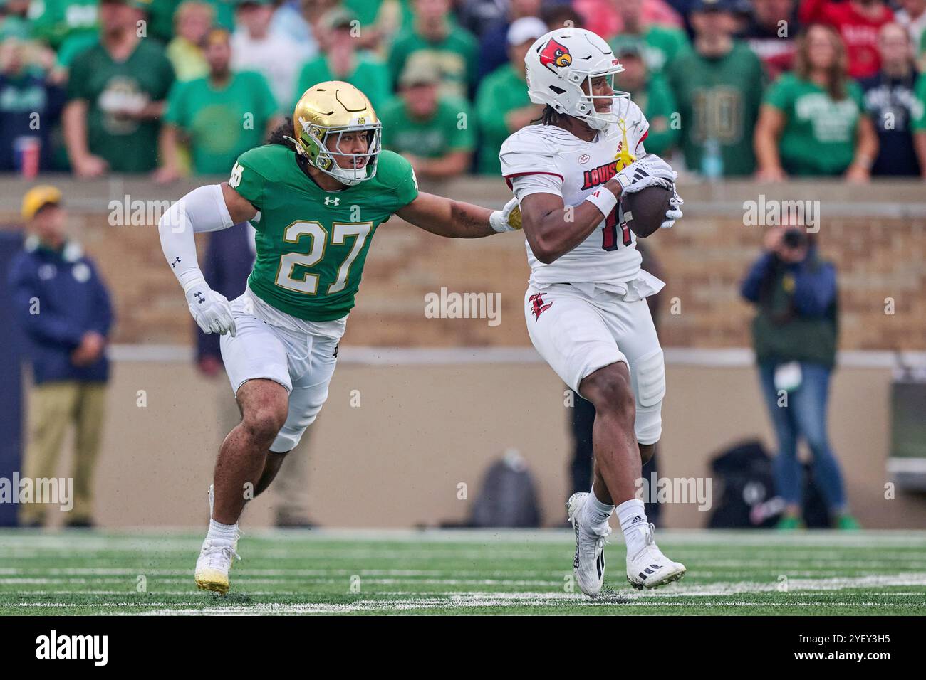 SOUTH BEND, IN - SEPTEMBER 28: Louisville Cardinals tight end Jamari ...