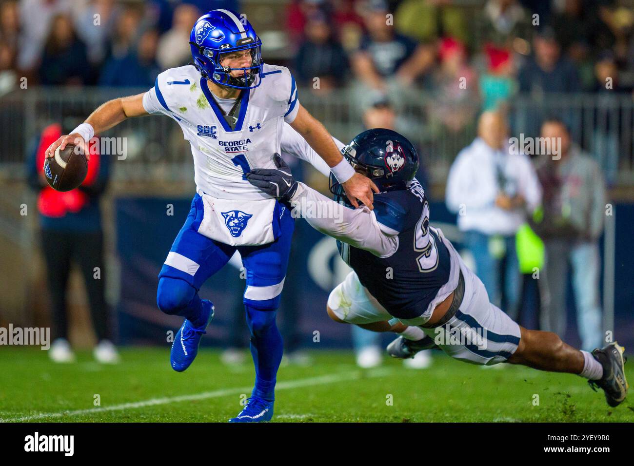 Football quarterback form hi-res stock photography and images - Alamy