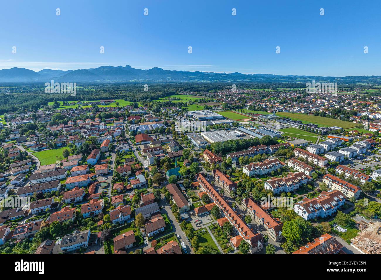 Ausblick auf Kolbermoor an der Mangfall im Alpenvorland in Oberbayern ...