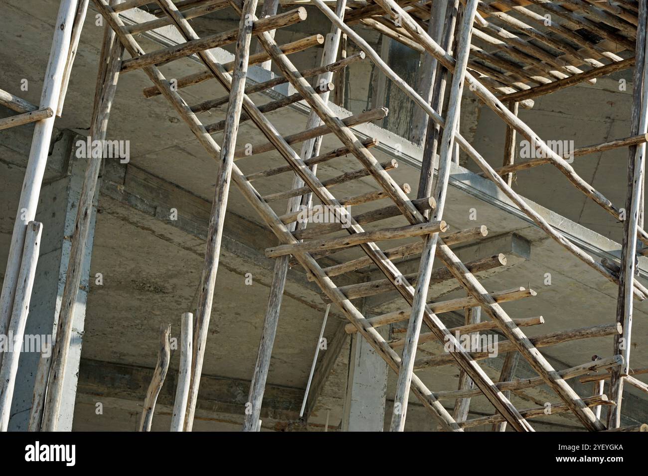 simple wooden scaffolding on a construction site in Zanzibar Stock ...