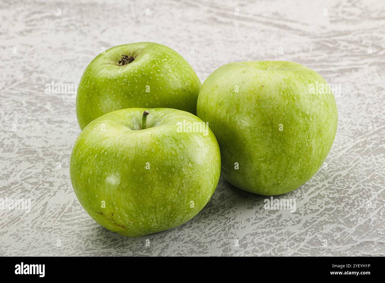 Sweet and juicy green apple heap Stock Photo - Alamy