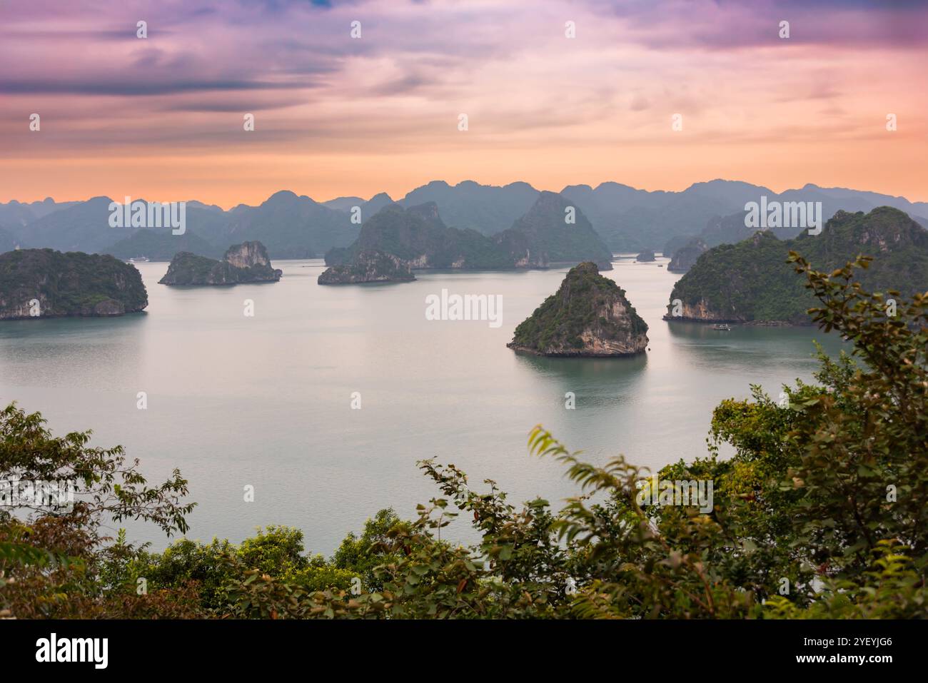Sea bay in Vietnam with islands and boats Stock Photo - Alamy