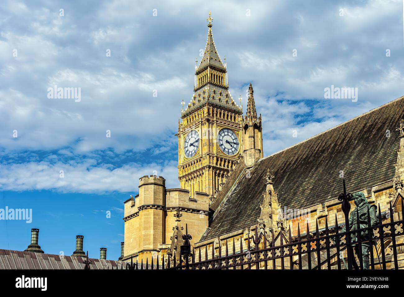 The national symbol of England, the Gothic style bell tower called BIG ...