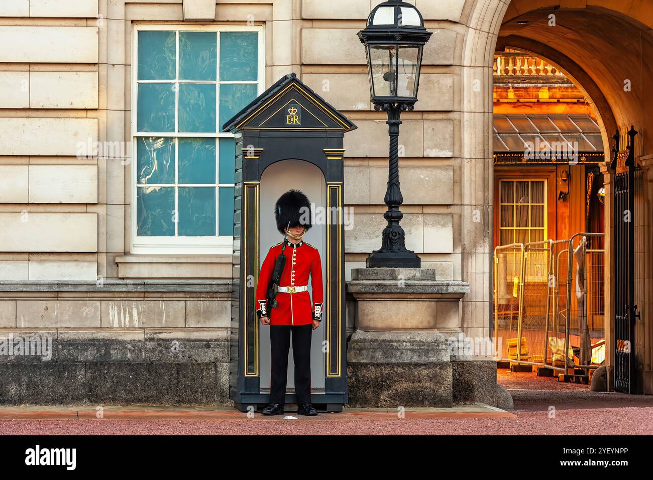 Typical Queen's Guard in front of Buckingham Palace in its sentry box ...