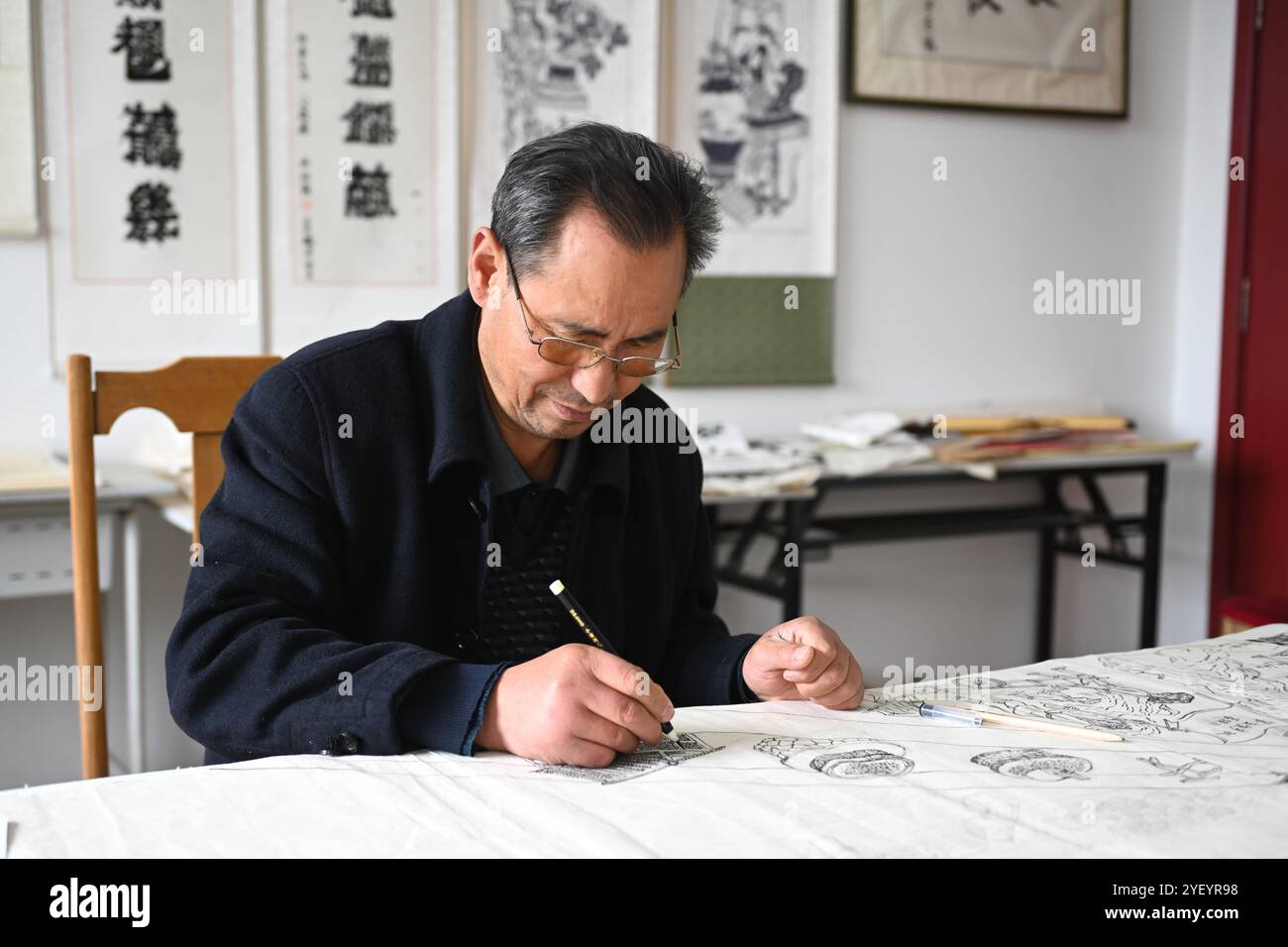 (241102) -- LONGDE, Nov. 2, 2024 (Xinhua) -- Yang Jianian designs ...