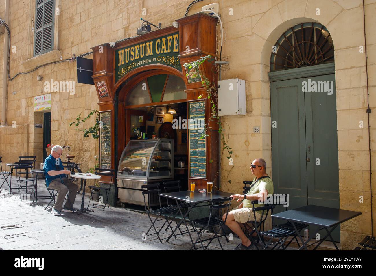 Guests in famous cafe hi-res stock photography and images - Alamy