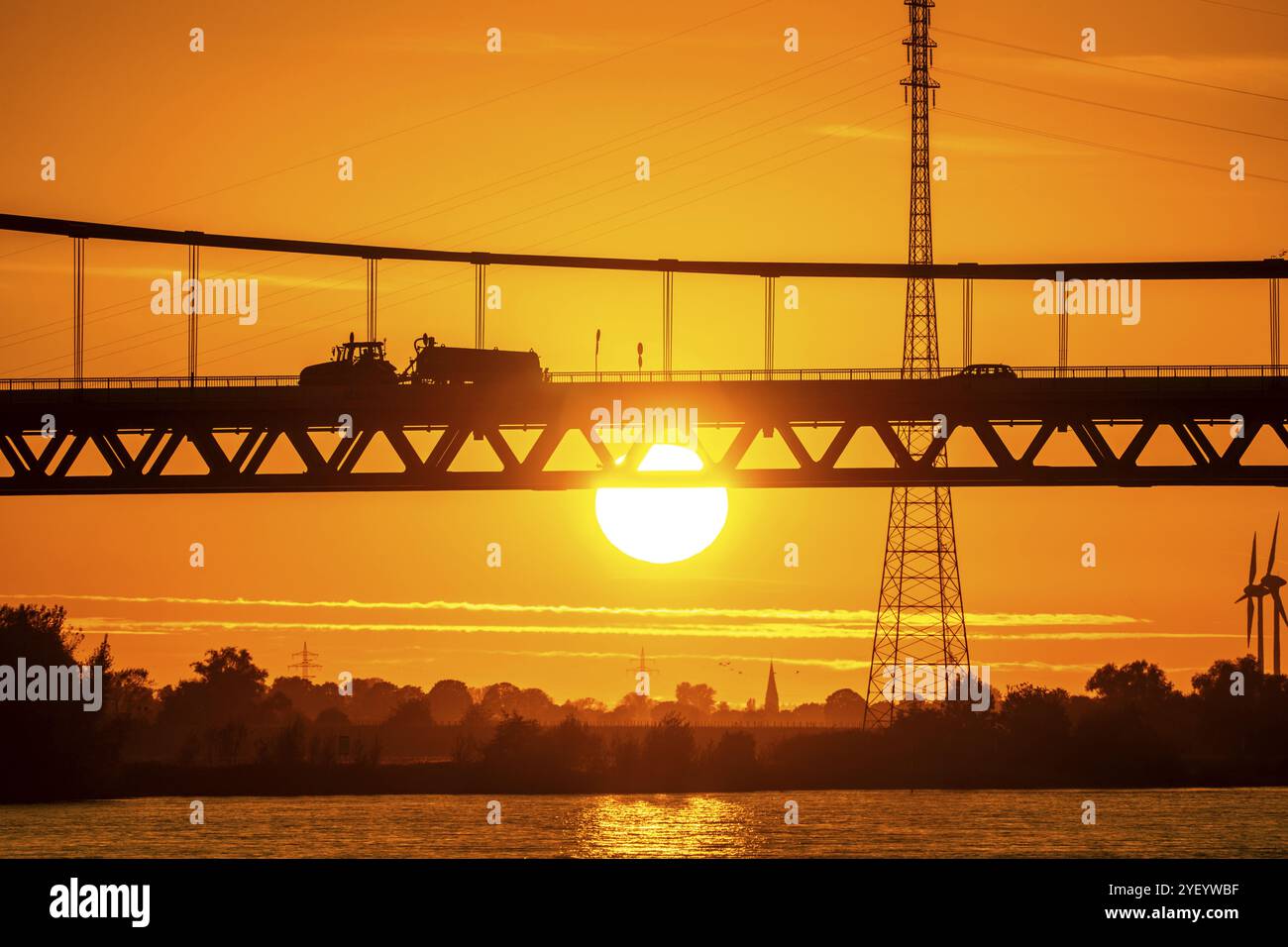 Traffic on the Rhine bridge Emmerich, federal road B220, evening light ...