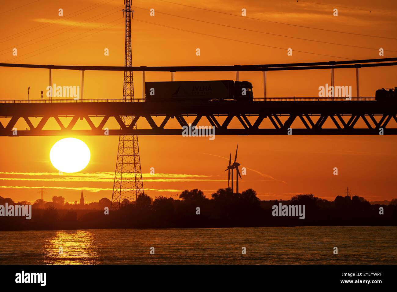 Traffic on the Rhine bridge Emmerich, federal road B220, evening light ...
