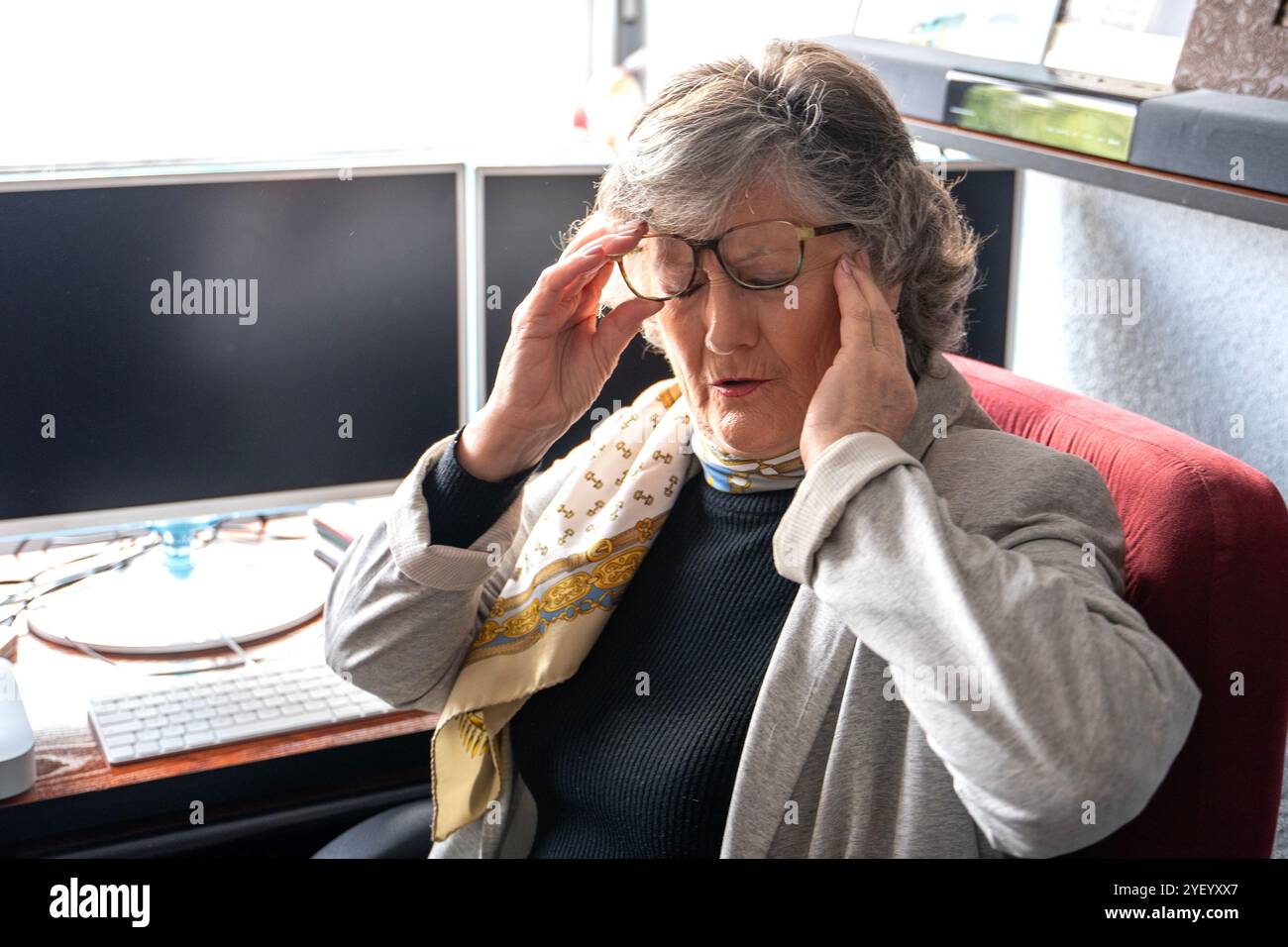 Mature woman computer problem hi-res stock photography and images - Alamy