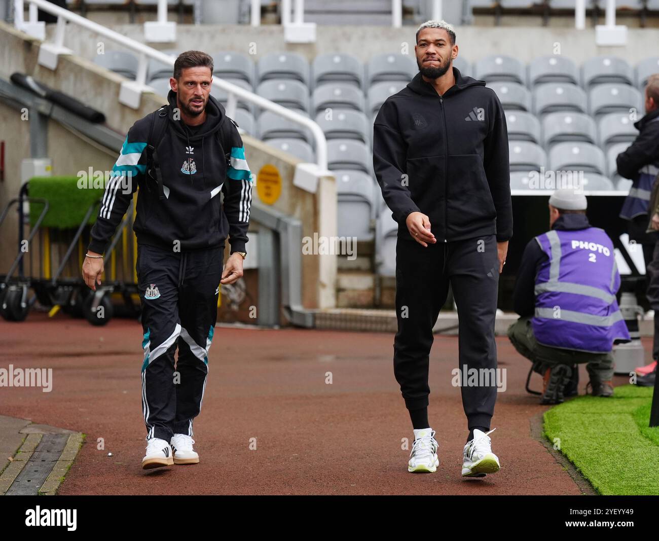 Newcastle United assistant manager Jason Tindall and Joelinton arrive ...
