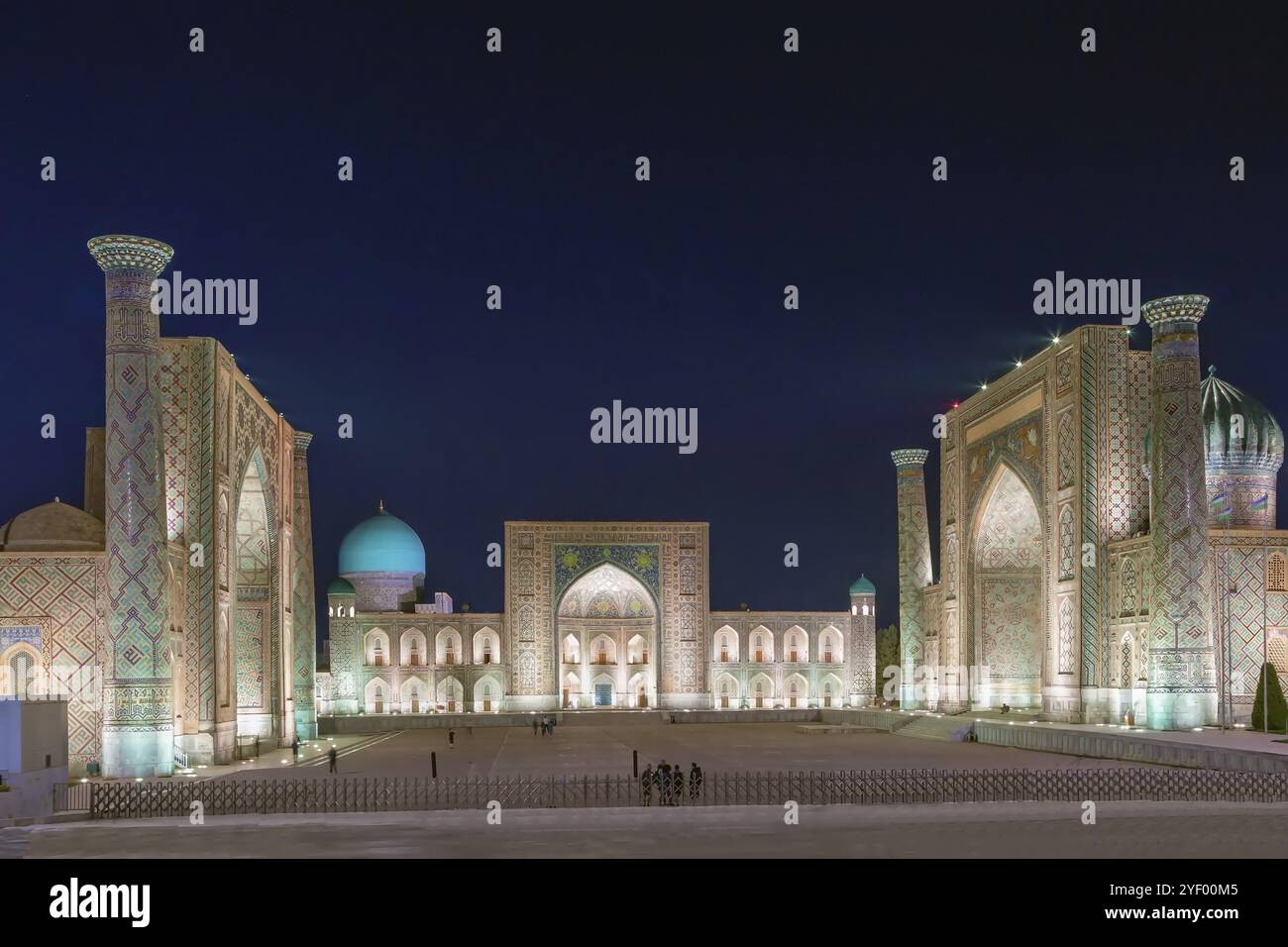 Registan square in Samarkand historical center, Uzbekistan. Evening ...