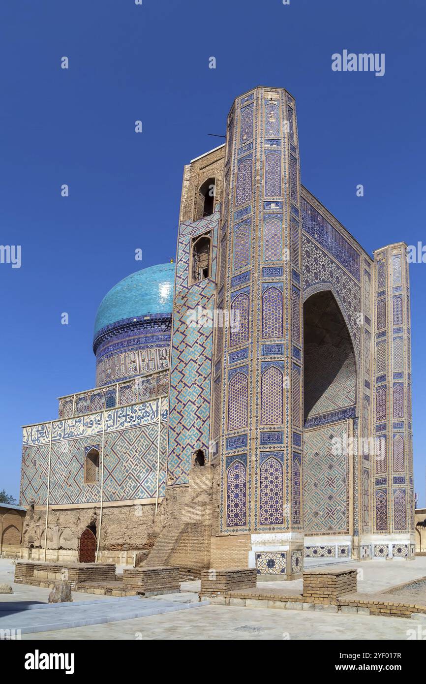 Bibi-Khanym Mosque, Samarkand. Uzbekistan. Main building Stock Photo ...