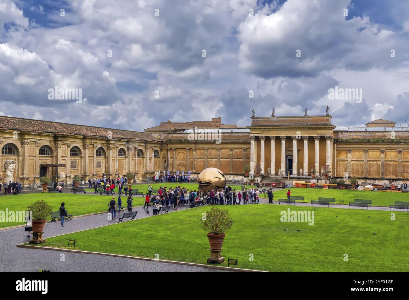 Pinecone courtyard at the vatican hi-res stock photography and images ...