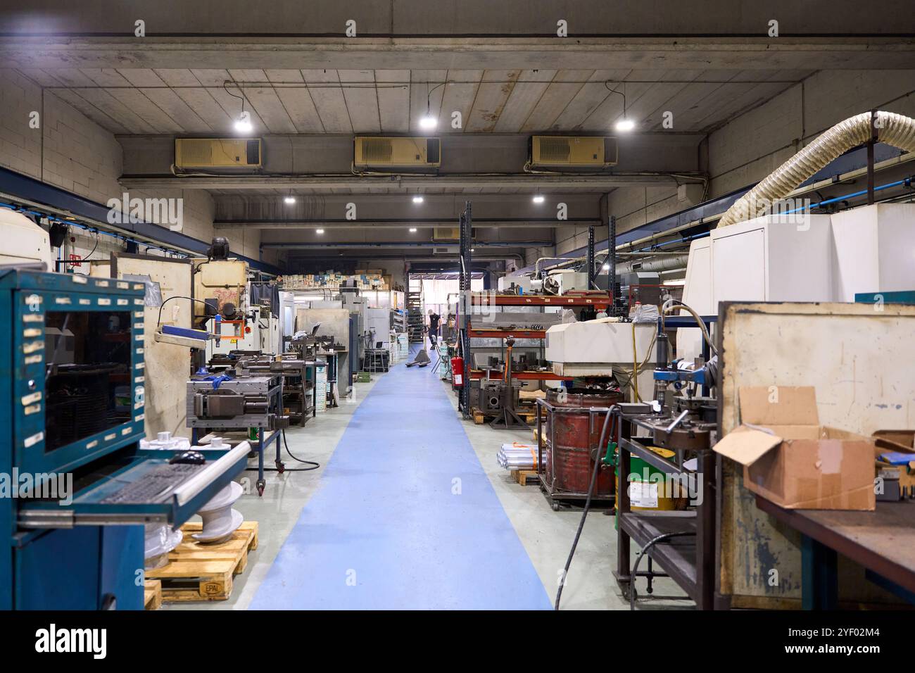 Modern machine operating metal parts hi-res stock photography and ...