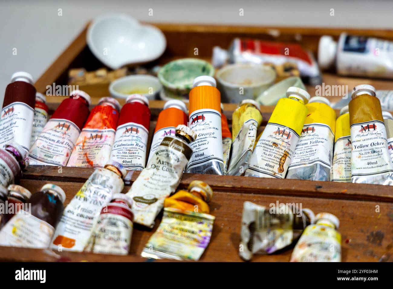 Artists studio painting oil paints hi-res stock photography and images ...