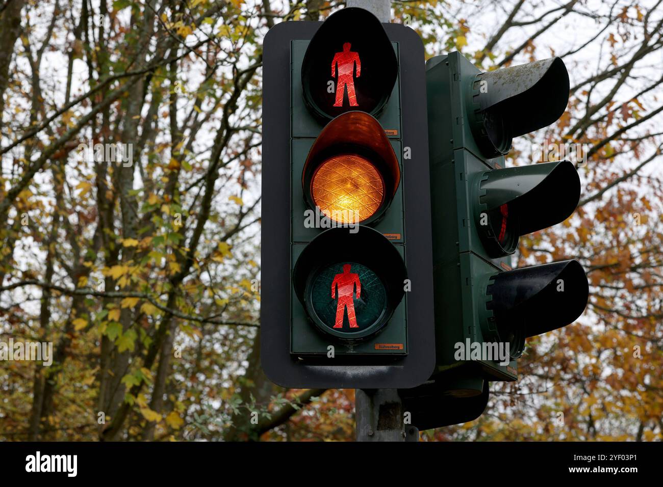 FOTOMONTAGE Ampelanlage in Siegen, Ampel, Verkehrsampel zeigt in der ...