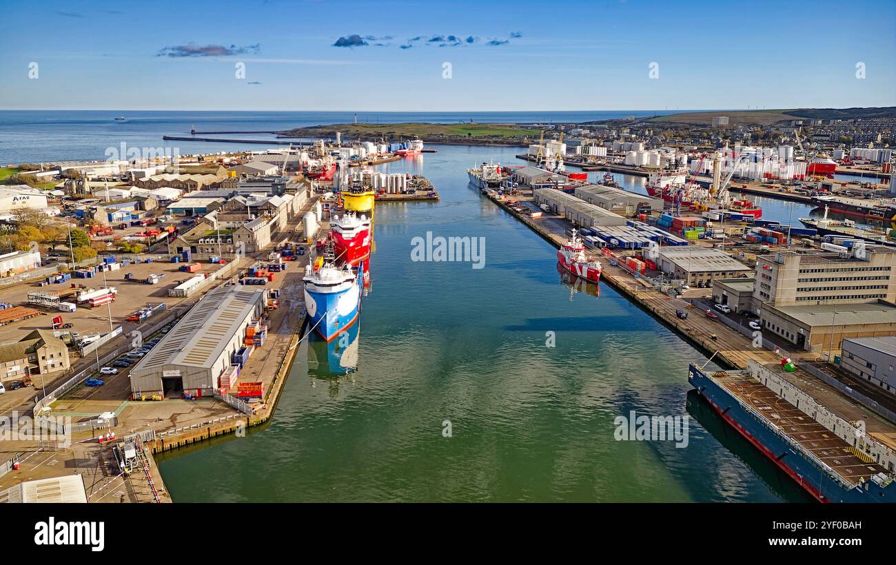 Large vessels moored hi-res stock photography and images - Alamy