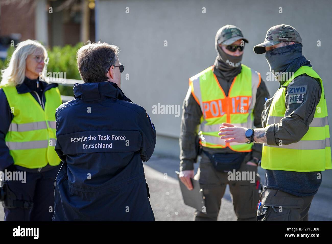 02 November 2024, Berlin: Observing police officers and emergency ...
