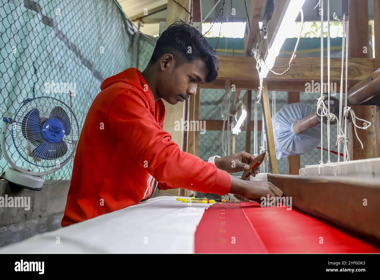 Weaver with a handloom in Suregaon, Maharashtra, India Stock Photo - Alamy
