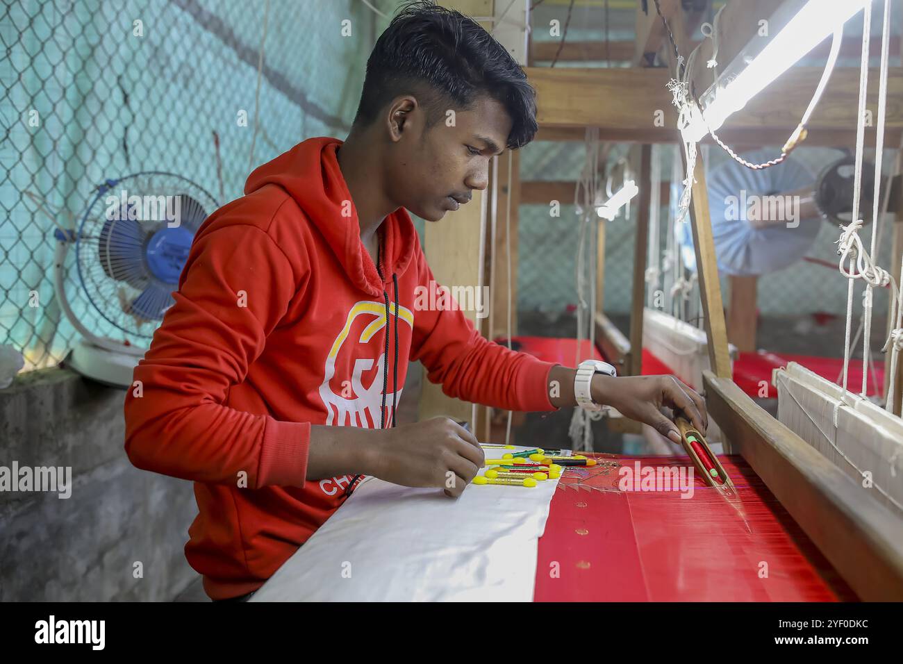 Weaver with a handloom in Suregaon, Maharashtra, India Stock Photo - Alamy