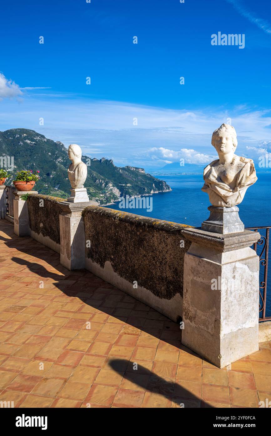 Terrazza dell'Infinito scenic belvedere, Villa Cimbrone, Ravello ...