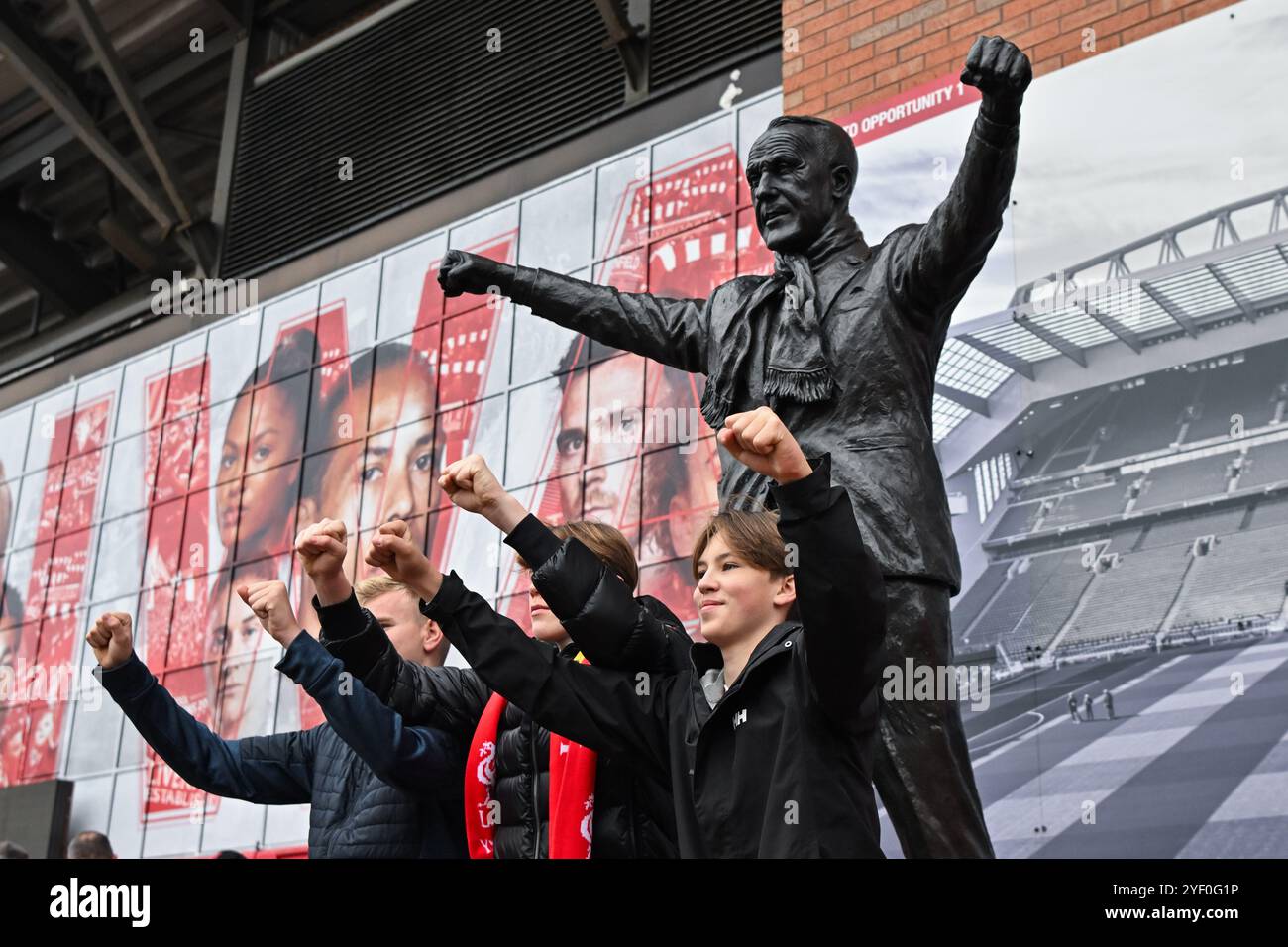 Bill shankly statue anfield football hi-res stock photography and ...