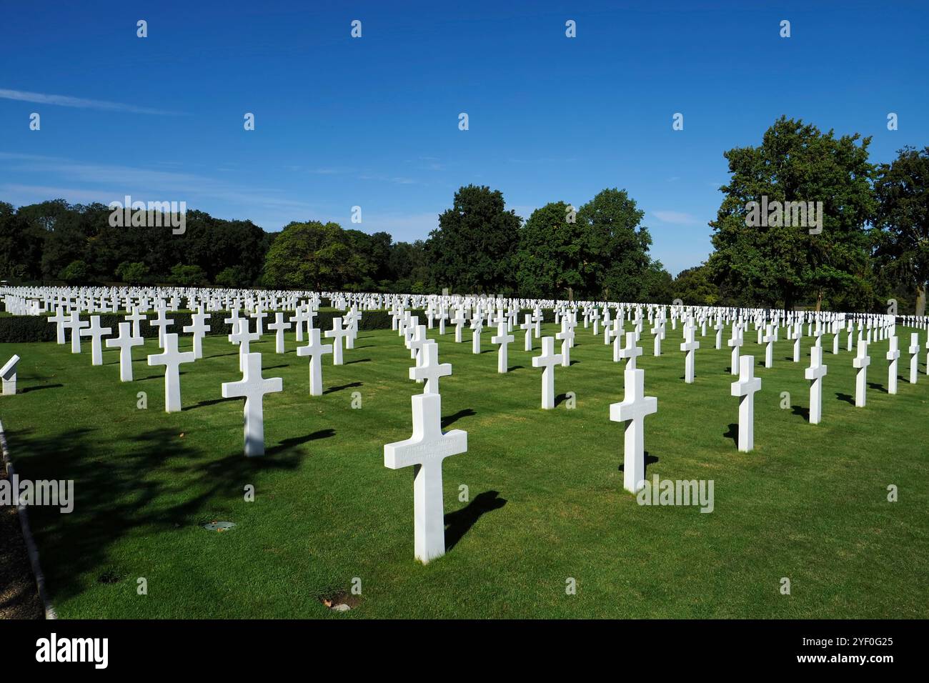grave markers for fallen service personnel, Cambridge American Cemetery ...
