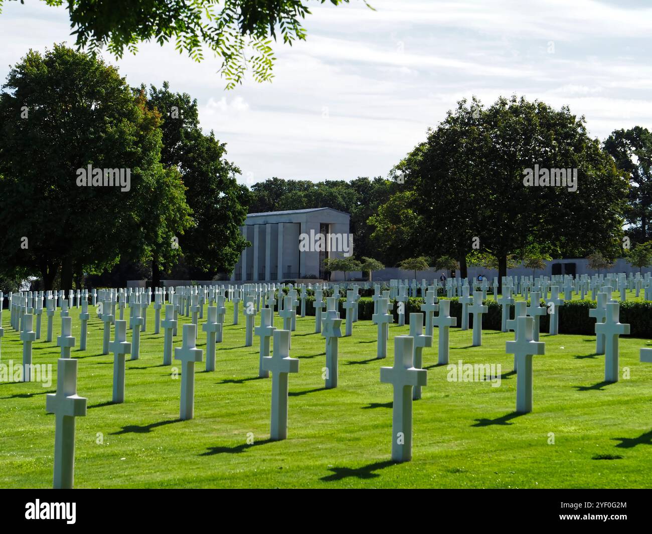 grave markers for fallen service personnel, Cambridge American Cemetery ...