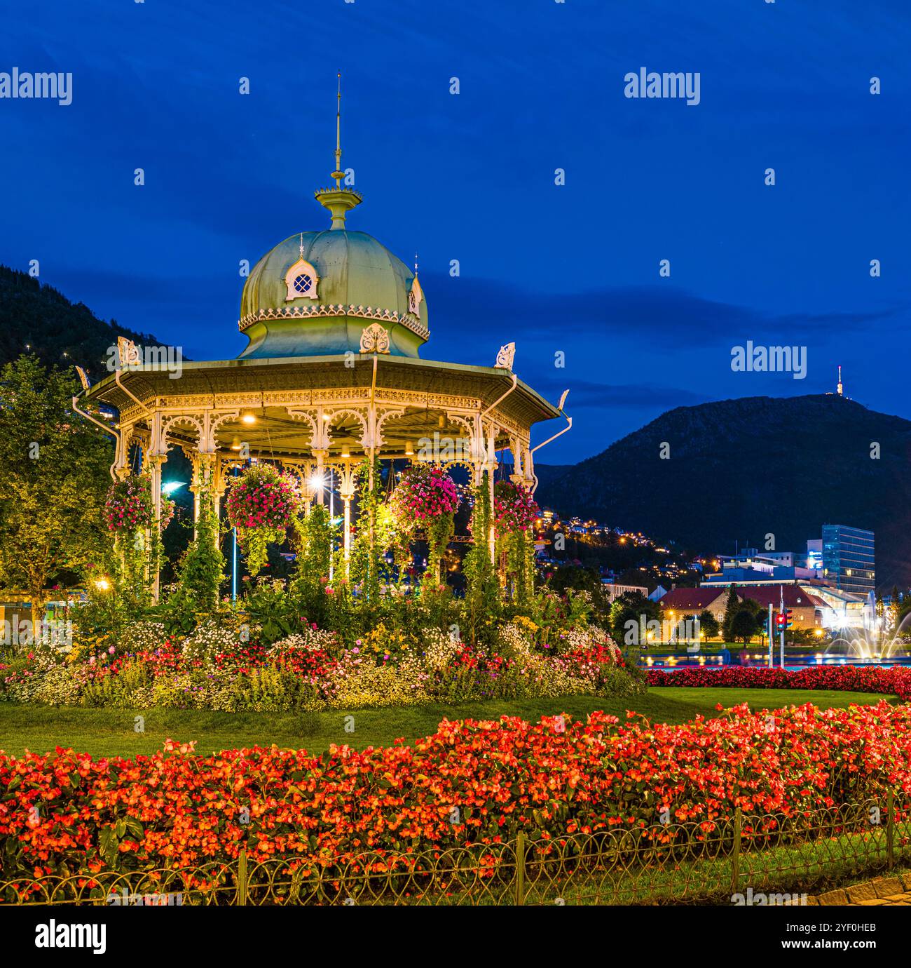 Night time in city park hi-res stock photography and images - Alamy