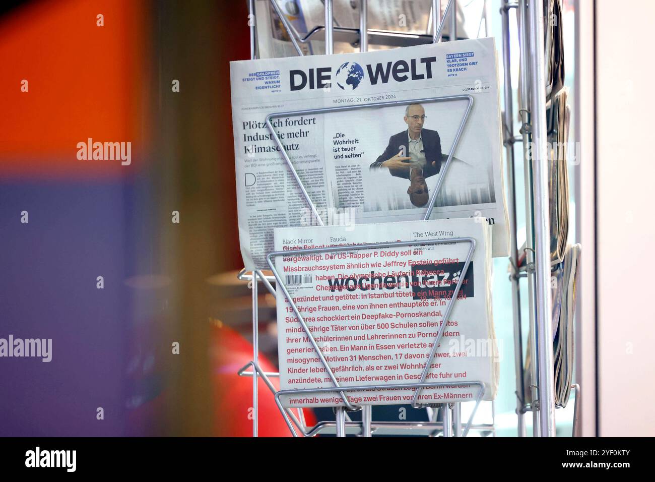 Ein Zeitungsständer an einem Kiosk zeigt die aktuelle Ausgabe der Welt ...